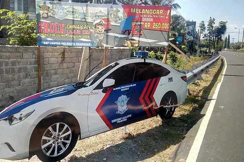 Pasang Miniatur Mobil Patroli untuk Tekan Lakalantas | BALIPOST.com