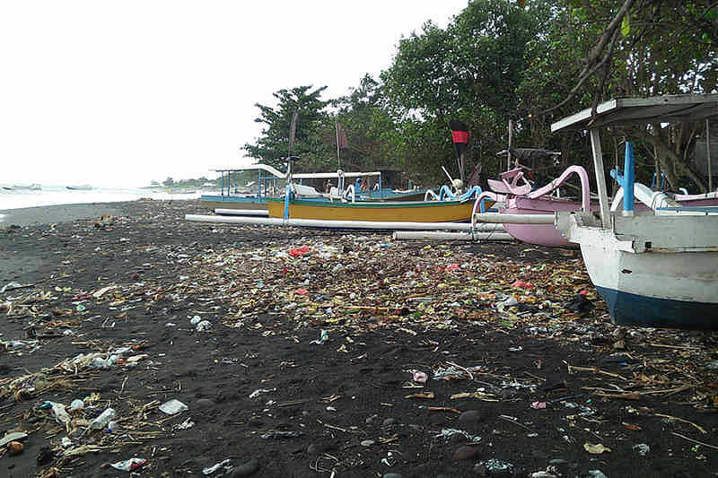 Gelombang Tinggi, Kawasan Pesisir Dikepung Sampah | BALIPOST.com