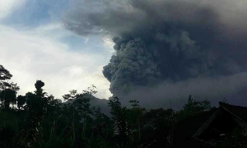Gunung Agung Meletus Magmatik, Keluarkan Asap Kelabu Tebal Capai ...