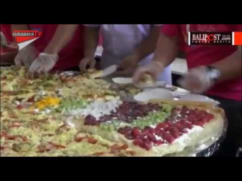 Pizza Raksasa Disajikan Gratis bagi Warga Bojonegoro | BALIPOST.com