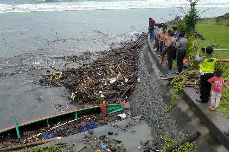Dua Jukung Nelayan di Jembrana Digulung Ombak | BALIPOST.com