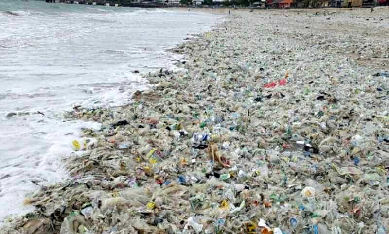 Dua Pantai Ini Kebanjiran Sampah Plastik | BALIPOST.com