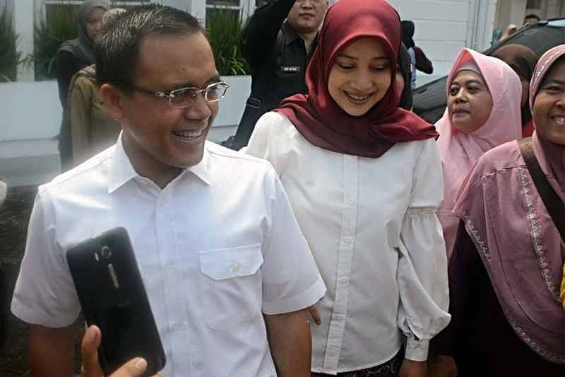 Tersandung Foto "Panas", Bupati Anas Enggan Lapor Polisi | BALIPOST.com