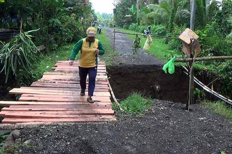 Warga Buat Jembatan Sementara di Jalan Putus | BALIPOST.com