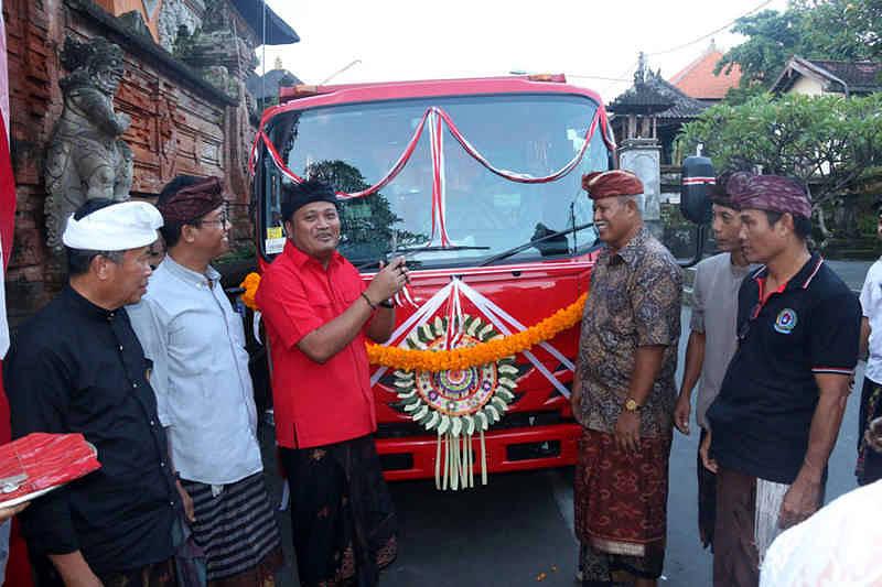 Desa Celuk Terima Bantuan Truk Kebersihan | BALIPOST.com