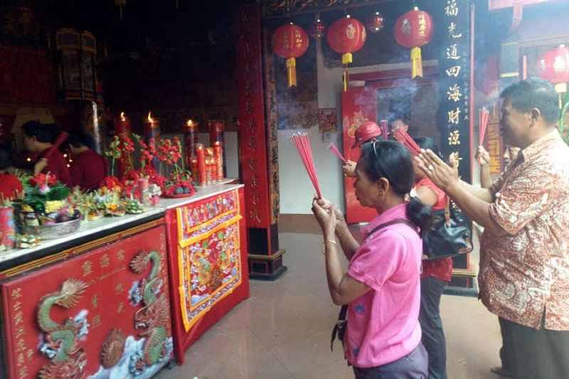 Persembahyangan Imlek 2569 Diiringi Seni Tabuh Gong Bali | BALIPOST.com