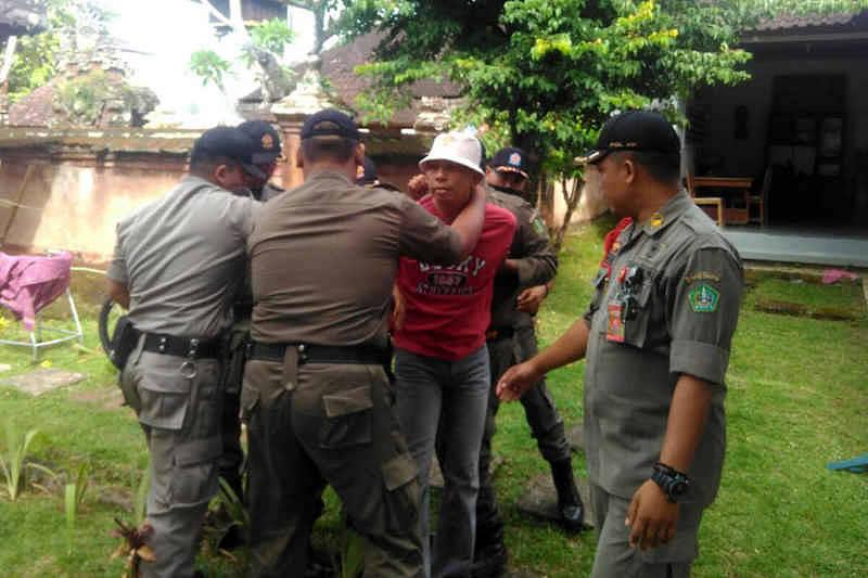 Ngamuk, ODGJ Diamankan Satpol PP | BALIPOST.com