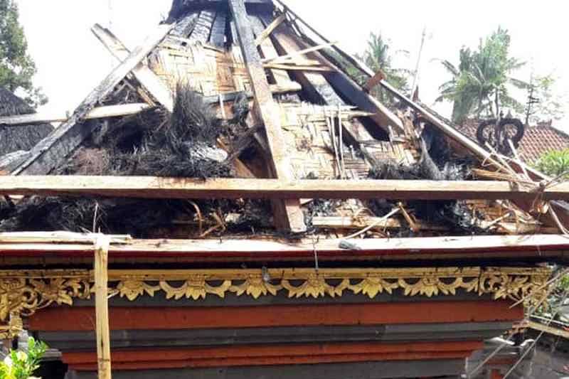 Diduga Karena Api Pembakaran Sampah, Sanggah Terbakar | BALIPOST.com