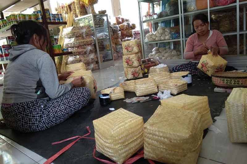 Perajin Lakukan Inovasi Deco Pada Sokasi dan Kepe | BALIPOST.com