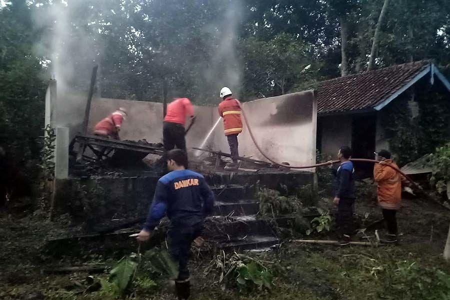 Bale Dangin Terbakar, Kerugian Capai Puluhan Juta Rupiah | BALIPOST.com