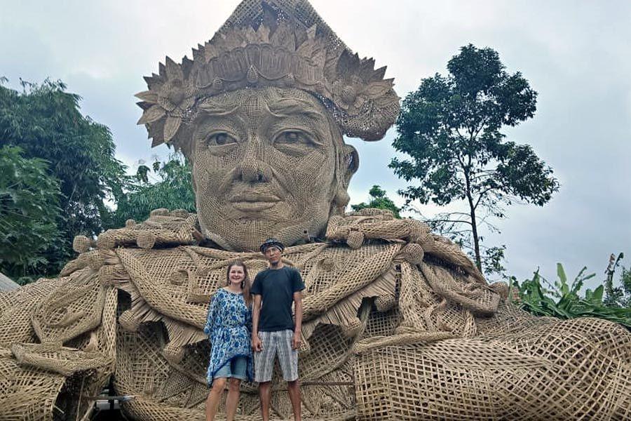 Patung Penari Baris Jumbo di Banjar Kelodan Tarik Perhatian Wisatawan ...