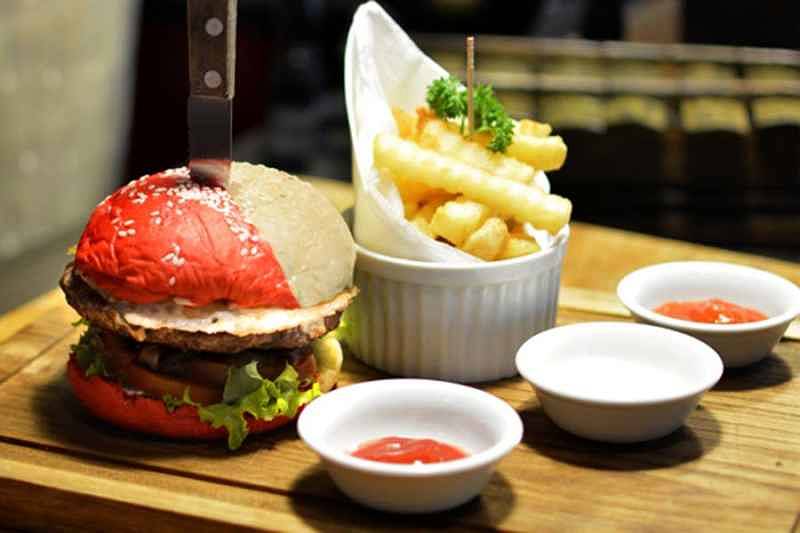 Rayakan HUT Kemerdekaan dengan Burger Merah Putih | BALIPOST.com