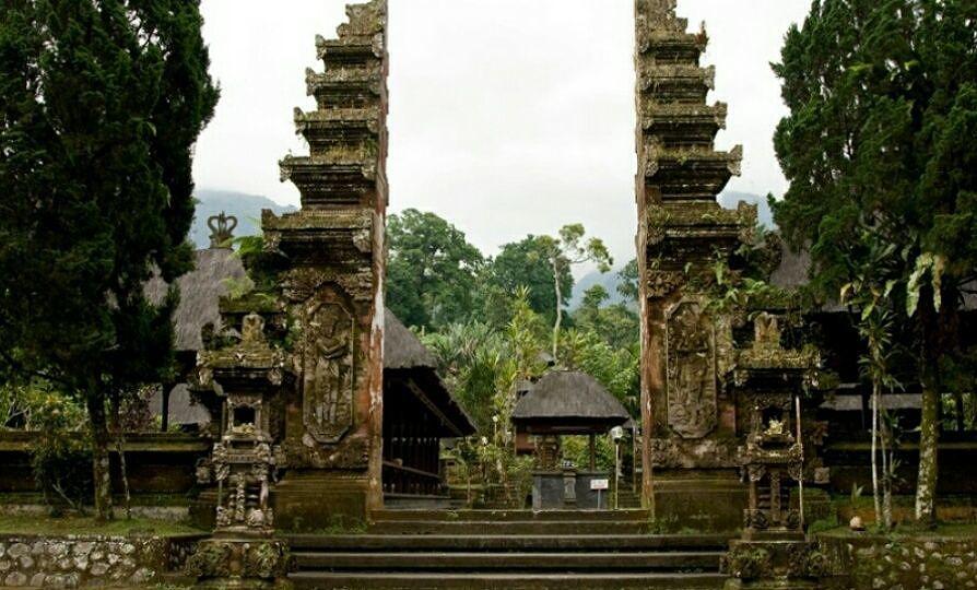 Lagi, Wisman Unggah Foto di Atas Pelinggih ke Medsos | BALIPOST.com