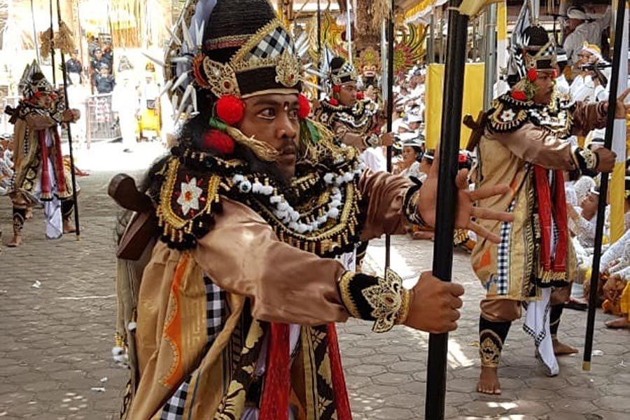 Baris Oncer Ganda Ditarikan di Puncak Karya Panca Wali Krama di Pura ...