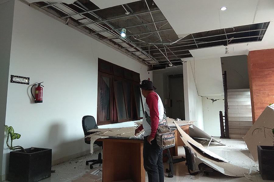 Plafon Gedung DPRD Karangsem Ambruk 1 | BALIPOST.com Plafon Gedung DPRD Karangsem Ambruk 1 | BALIPOST.com
