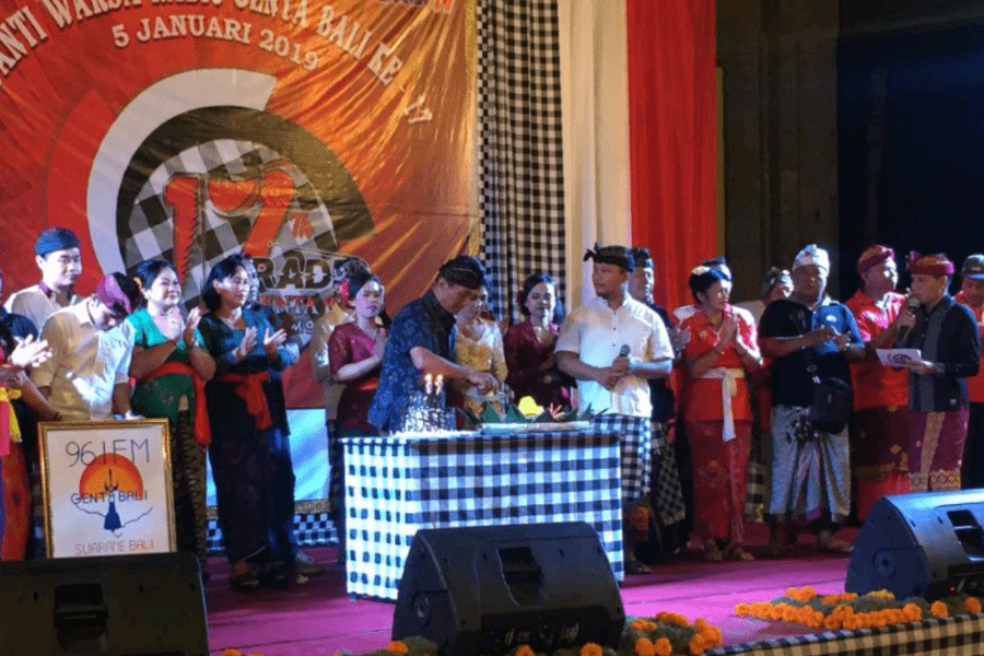 Puluhan Artis Bali Meriahkan HUT ke-17 Radio Genta Bali | BALIPOST.com