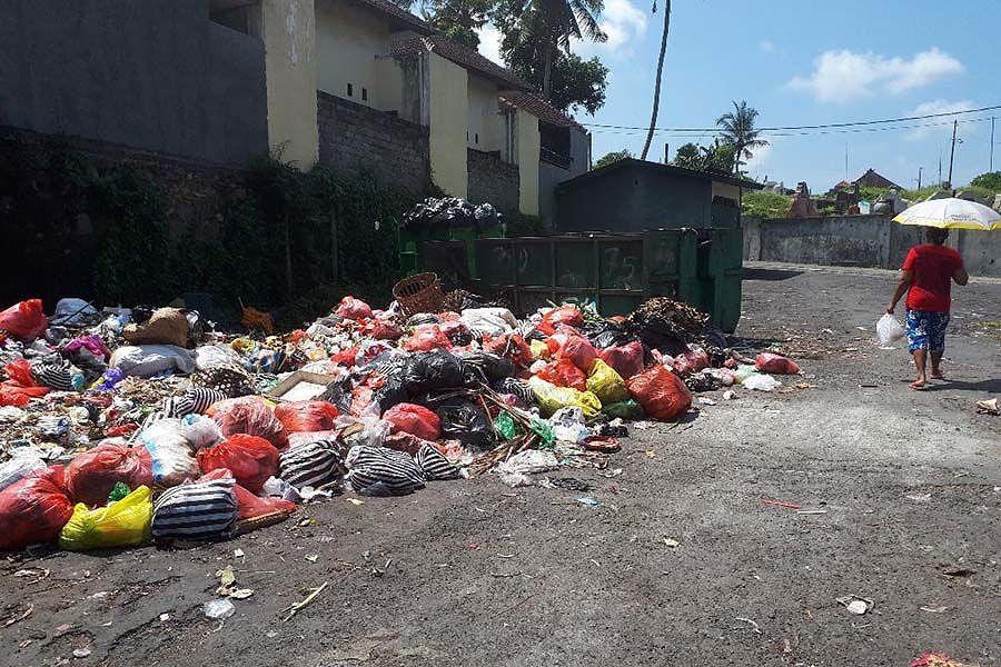 Sampah di TPS Tak Terangkut Maksimal, Meluber Sampai Luar Kontainer ...