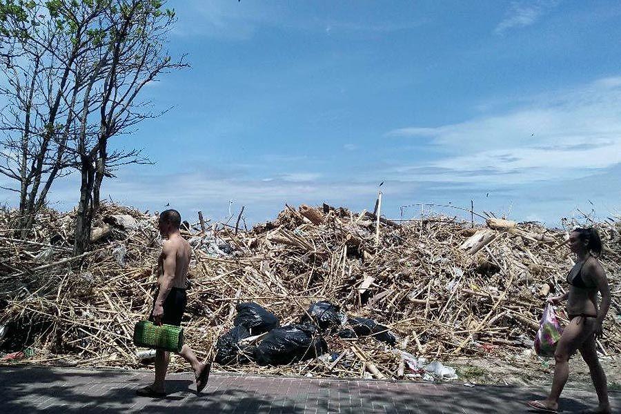 Jadi Perhatian Pusat, Sampah Kiriman di Pantai Kuta Perlu Intervensi Menyeluruh | BALIPOST.com