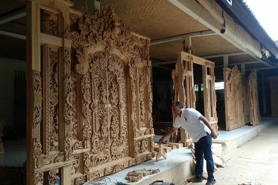 Perajin Ukir Pintu Gebyog Makin Langka | BALIPOST.com