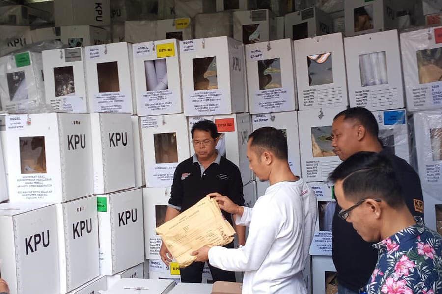 KPU Badung Buka Kotak Suara DPK | BALIPOST.com