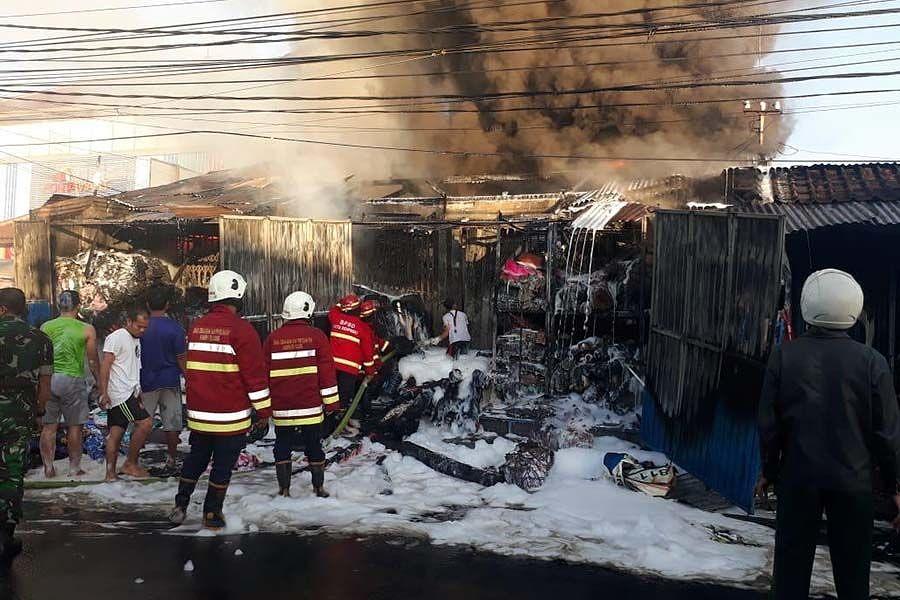 Toko Kain dan Bengkel Terbakar, Kerugian Ratusan Juta Rupiah | BALIPOST.com