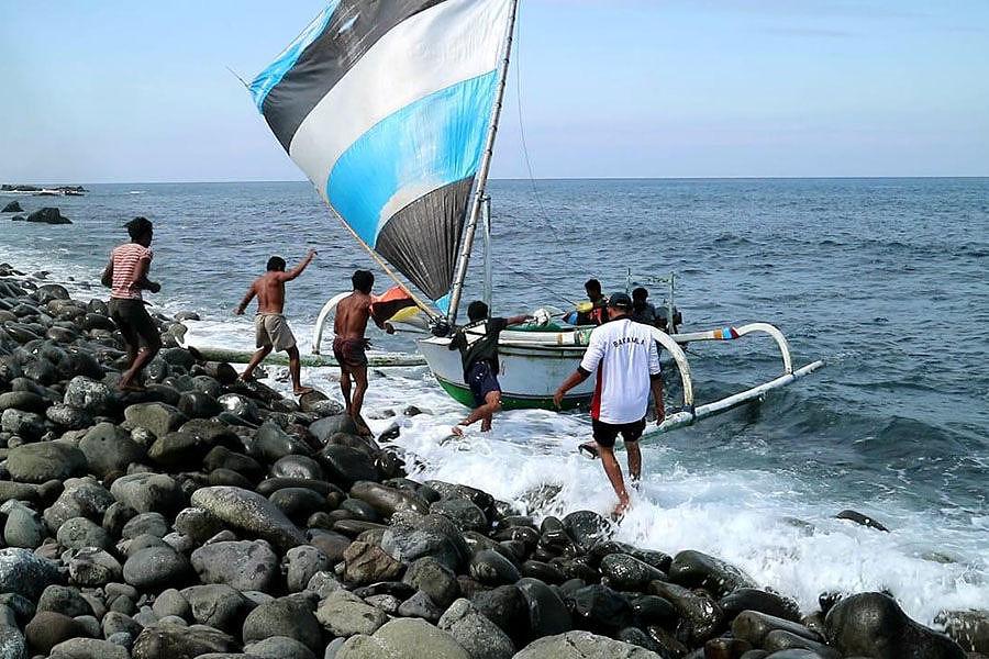 Pantai Ujung Terkikis Abrasi, Jukung Nelayan Rusak | BALIPOST.com
