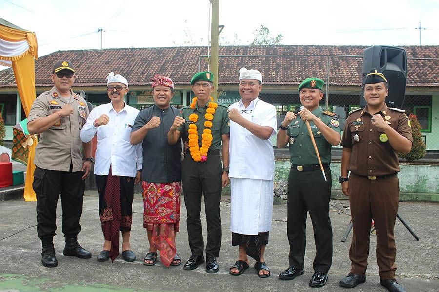 Sukses Lari Keliling Bali, Dewa Astawa Disambut Kalungan Bunga ...