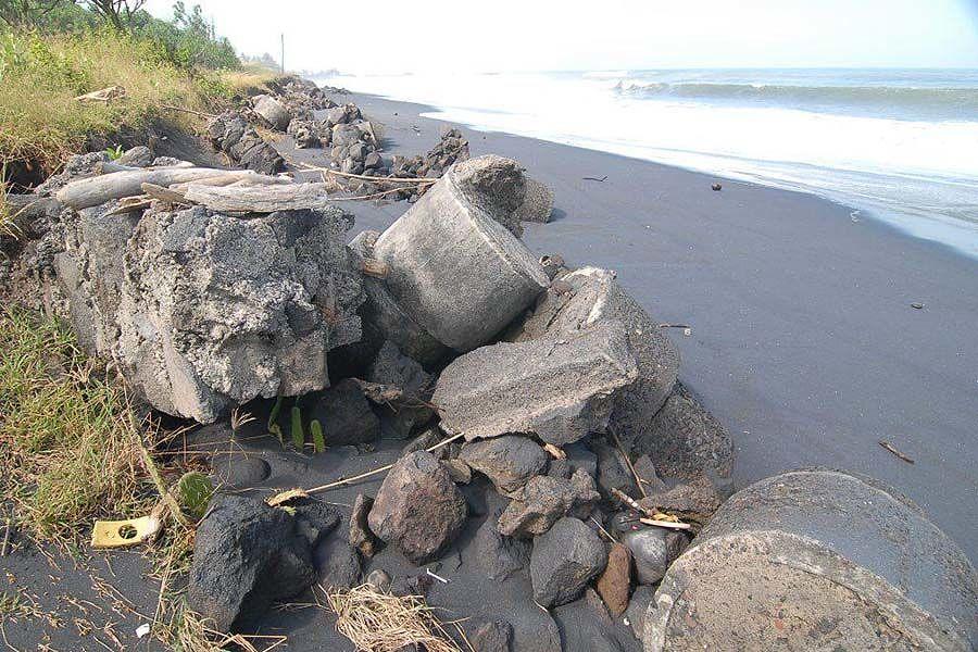 Sekitar 12 Kilometer Pantai Abrasi di Tabanan | BALIPOST.com