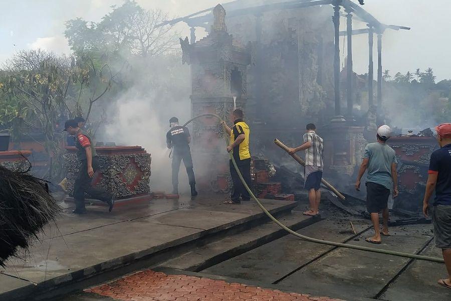 Lima Pelinggih di Pura Dalem Banjar Terbakar, Kerugian Rp 1,5 M ...