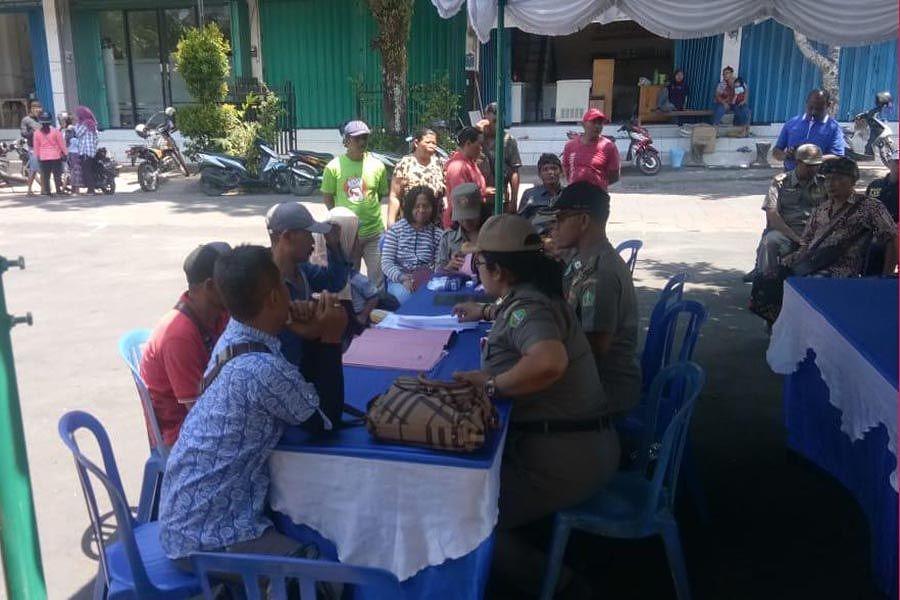 Satpol PP Tabanan Tertibkan 24 Pedagang Asongan dan Duktang | BALIPOST.com