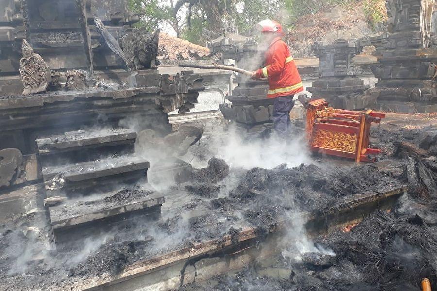 Diduga Akibat Bakar Sampah, Pura Dalem di Desa Labasari Terbakar ...