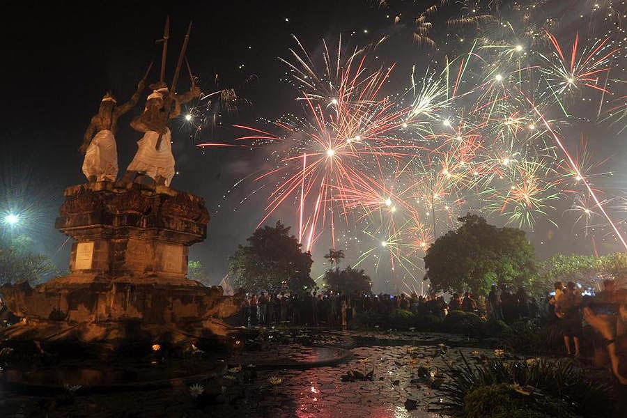 Tiupan Sangkakala dan Kembang Api Warnai Malam Pergantian Tahun di ...