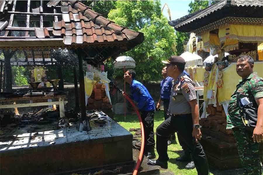 Diduga Akibat Percikan Api Dupa, Piyasan Pura Terbakar | BALIPOST.com