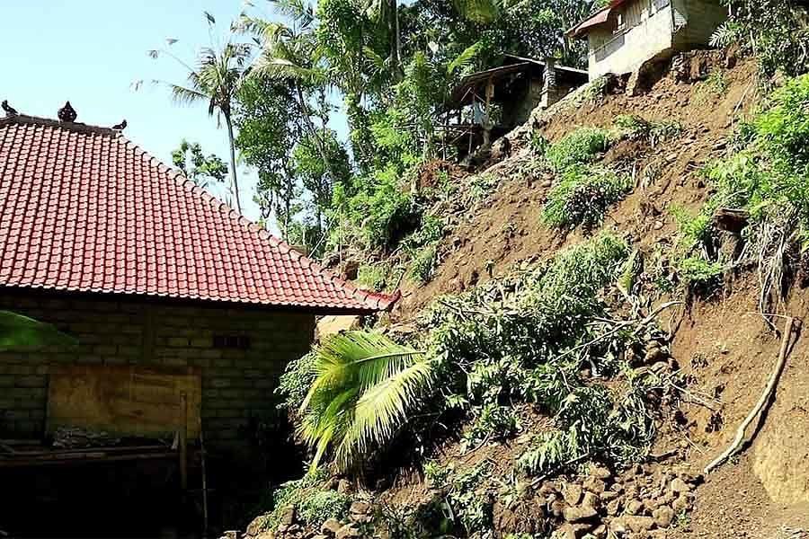 Tebing Longsor, Rumah Warga Ulakan Rusak Parah | BALIPOST.com