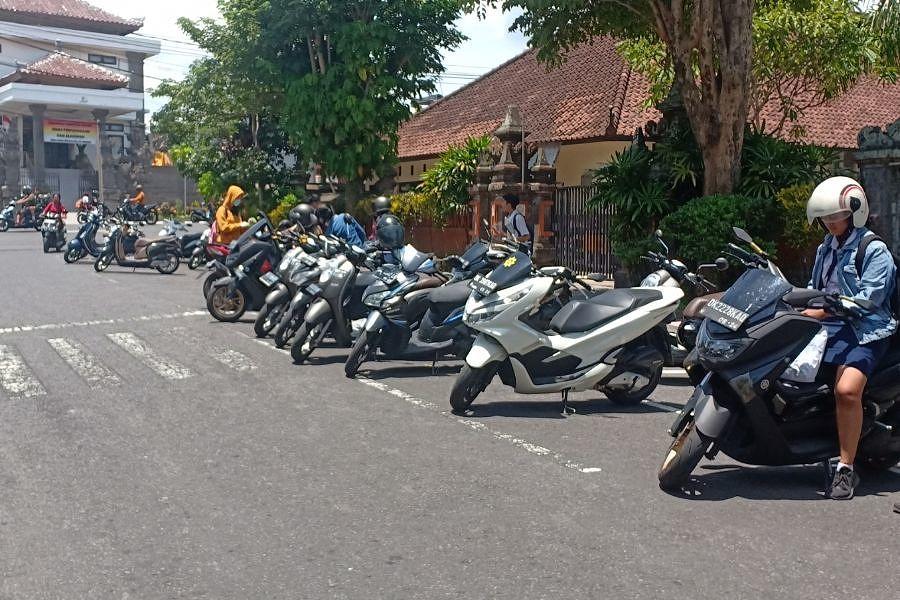 Marak, Siswa SMP Bawa Motor ke Sekolah | BALIPOST.com