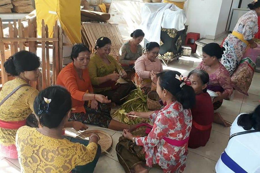 Pura Dasar Buana, Pemujaan Pra-Hindu Bermula dari "Batu Madendeng ...