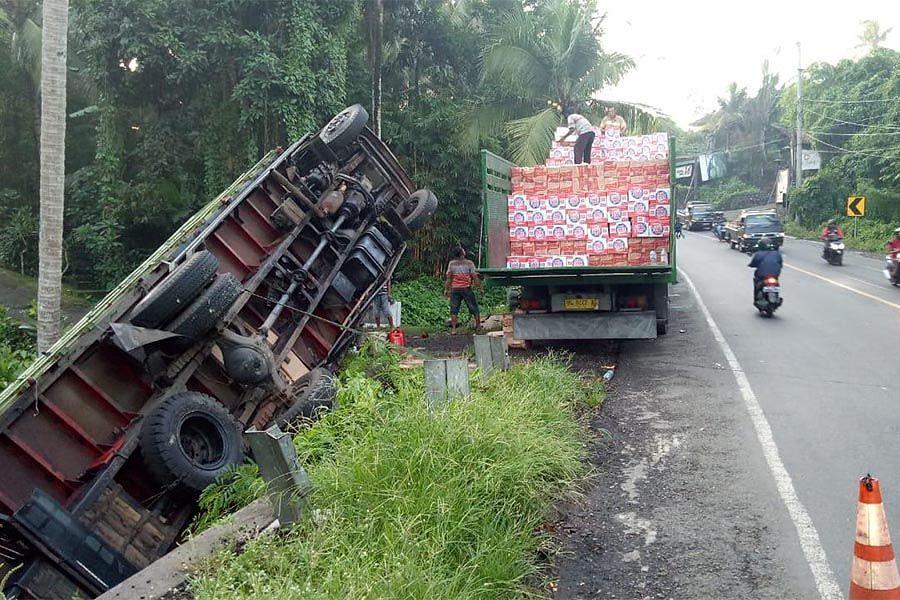 Tak Kuat Nanjak, Truk Bermuatan 8 Ton Terguling | BALIPOST.com