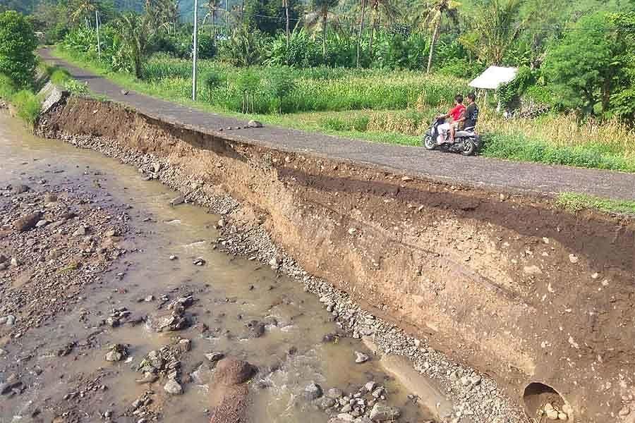 Hujan Lebat, Senderan Jalan Desa di Bunutan Jebol Puluhan Meter ...