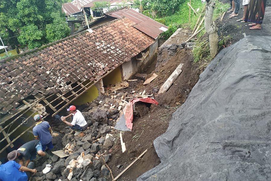 Senderan Beton Ambruk, Rumah Rusak Berat | BALIPOST.com