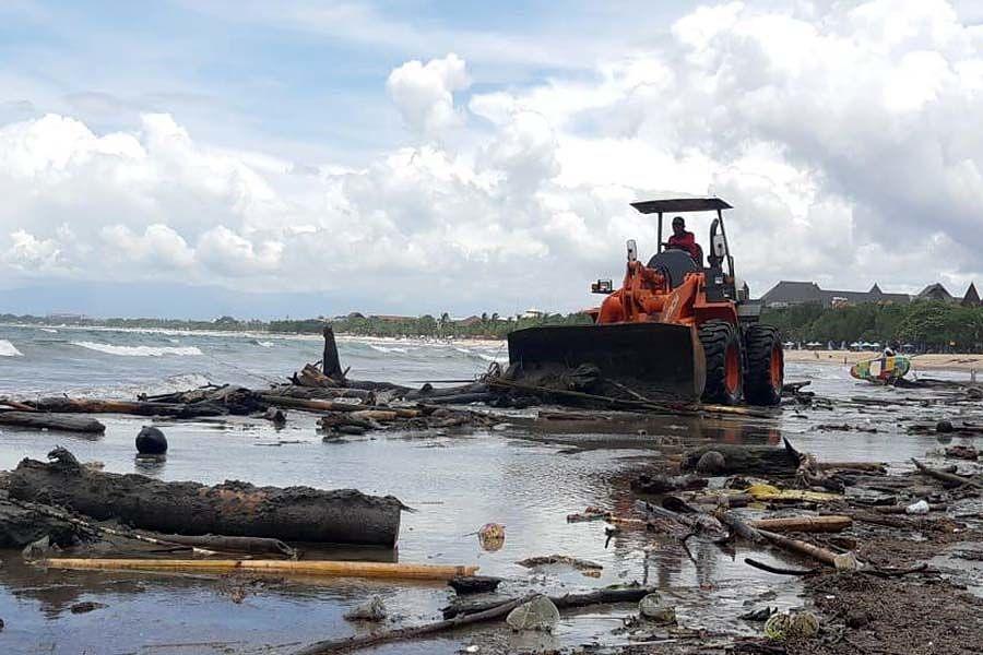 Sudah 60 Ton Sampah Terkumpul, Kiriman Masih Penuhi Pantai di Badung | BALIPOST.com