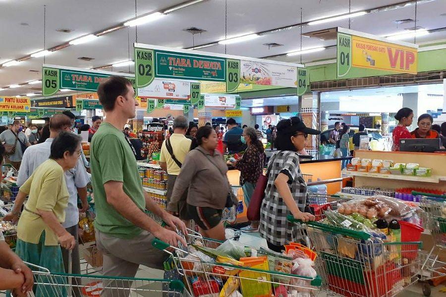 Warga Denpasar Serbu Swalayan, Salah Satunya Tiara | BALIPOST.com