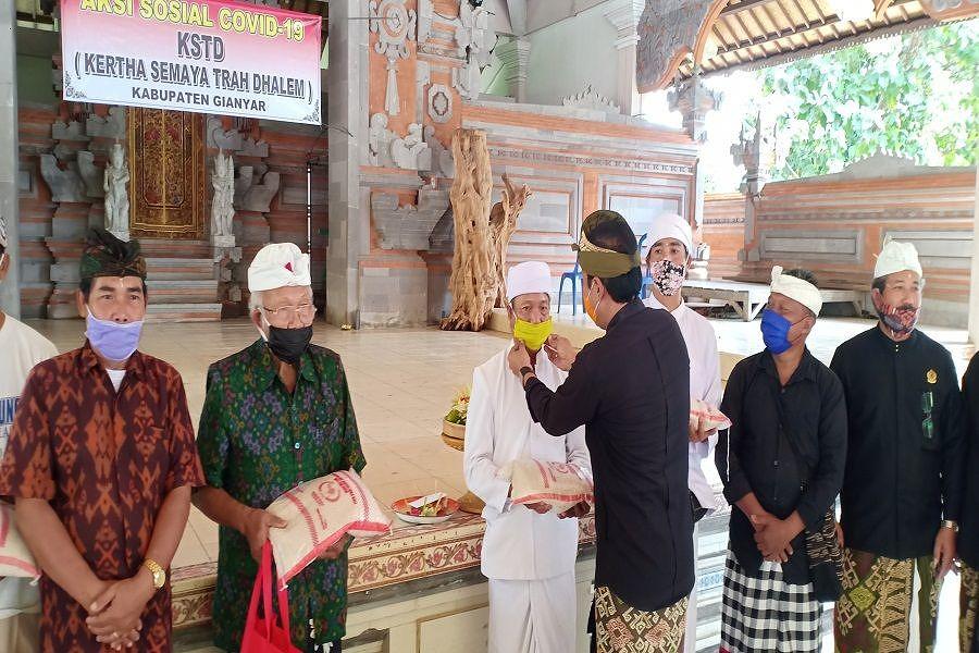 KSTD Bali Serahkan Bantuan Sosial | BALIPOST.com