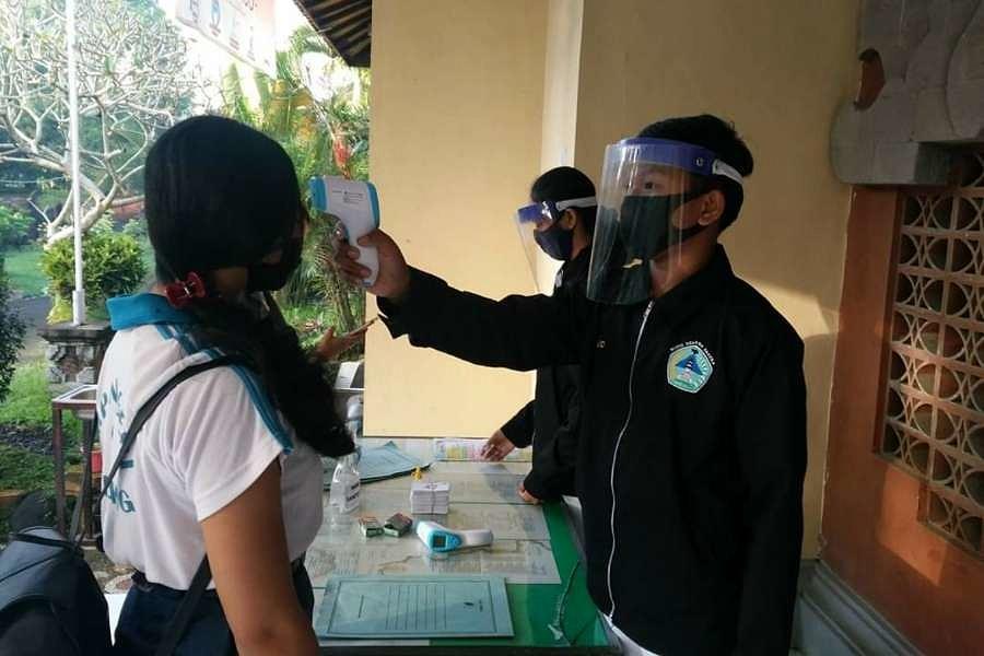 Di Sman 1 Rendang Siswa Mendaftar Dicek Suhu Tubuh