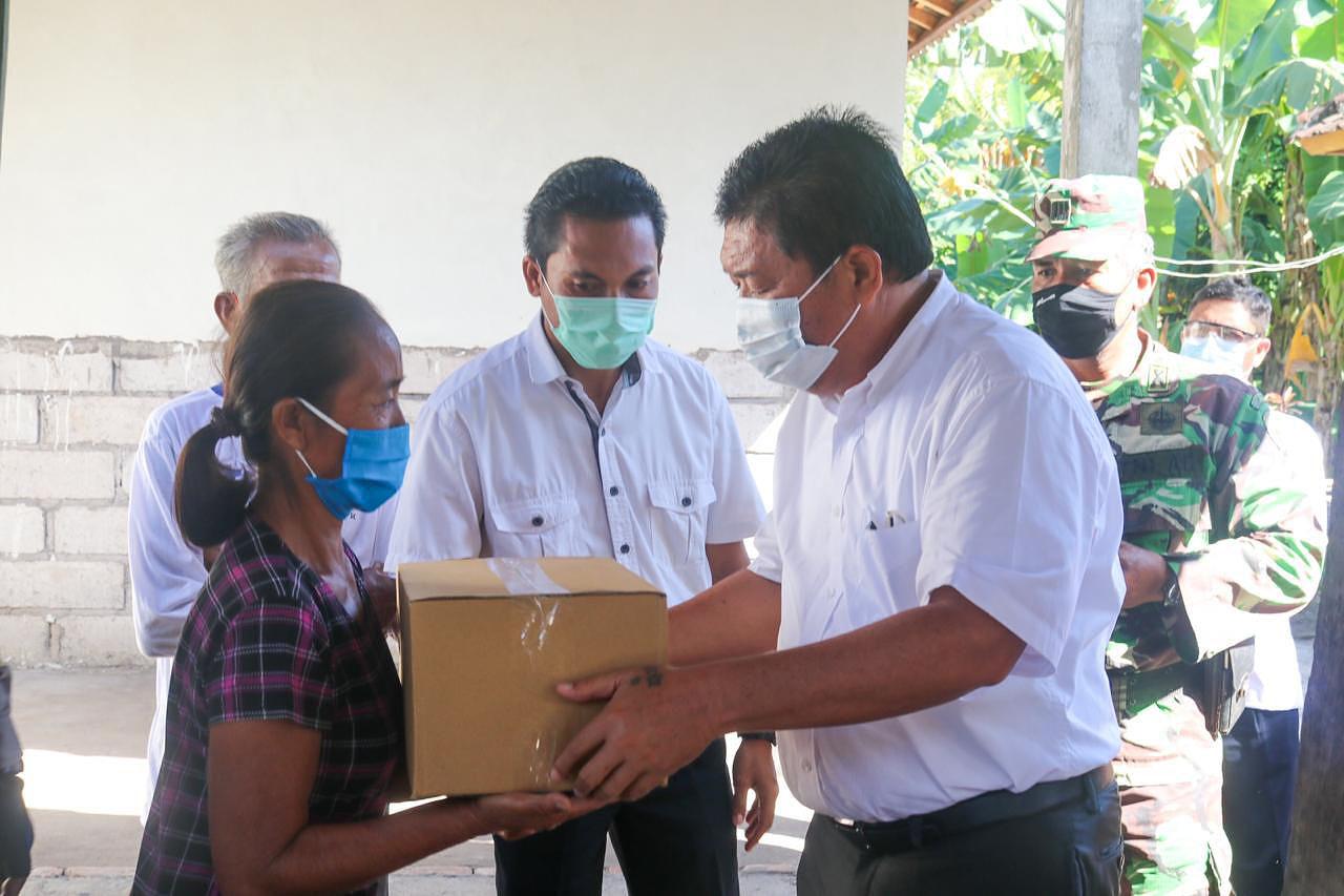 Jembrana Salurkan Bantuan Jaring Pengaman Sosial Tahap II | BALIPOST.com Jembrana Salurkan Bantuan Jaring Pengaman Sosial Tahap II | BALIPOST.com