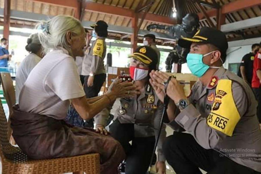 Karena Ini, Kapolres Bersimpuh Serahkan Bantuan | BALIPOST.com