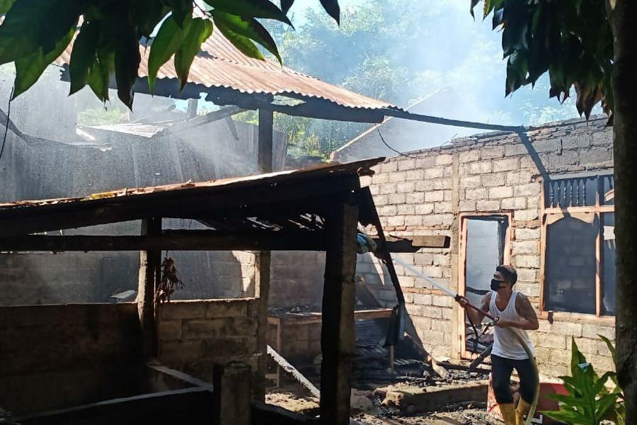 Rumah Terbakar, Pemilik Rugi Hingga Ratusan Juta Rupiah | BALIPOST.com