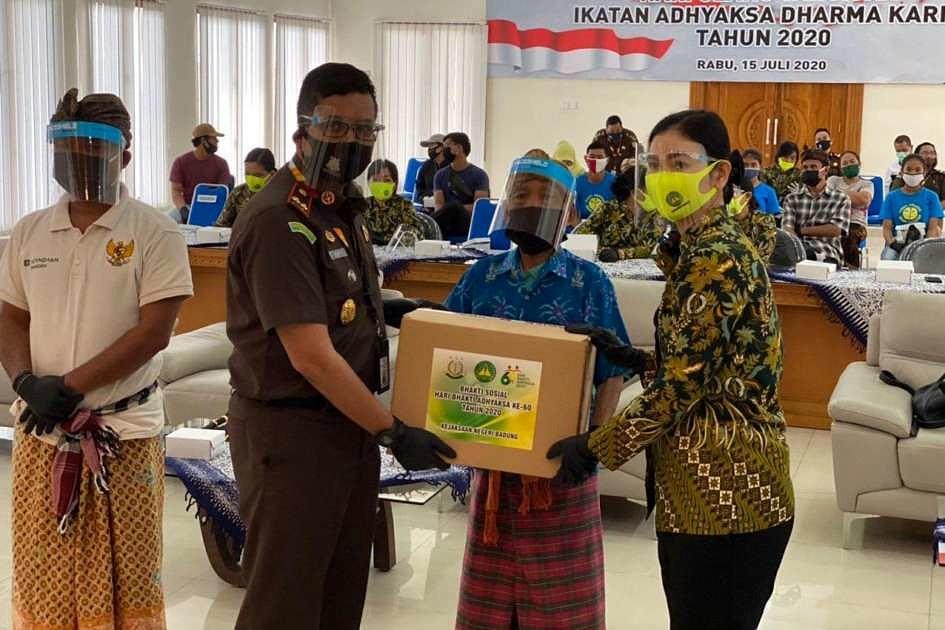 Jaksa Bagikan 56.137 Paket Sembako | BALIPOST.com