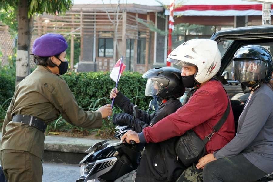Menwa Undiksha Bagi Bendera Merah Putih | BALIPOST.com