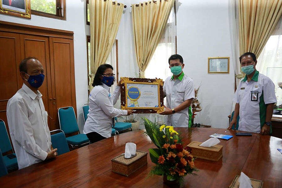 Tertinggi Kedua di Bali! Bupati Suwirta Terima Piagam Penghargaan dari ...