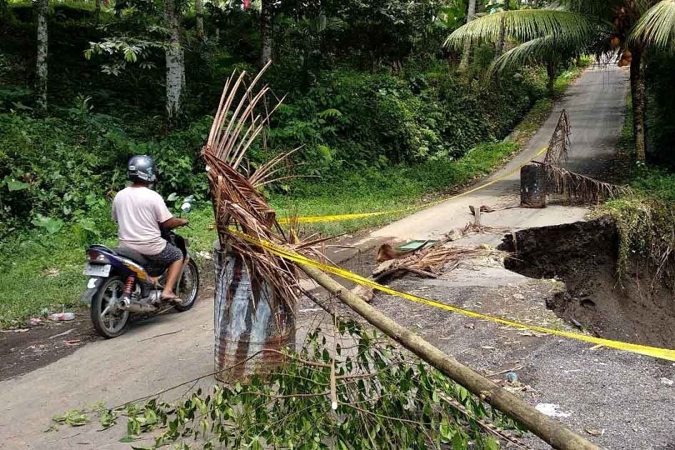 Dampak Hujan Deras, Tiga Titik Jalan Kabupaten Amblas | BALIPOST.com Dampak Hujan Deras, Tiga Titik Jalan Kabupaten Amblas | BALIPOST.com